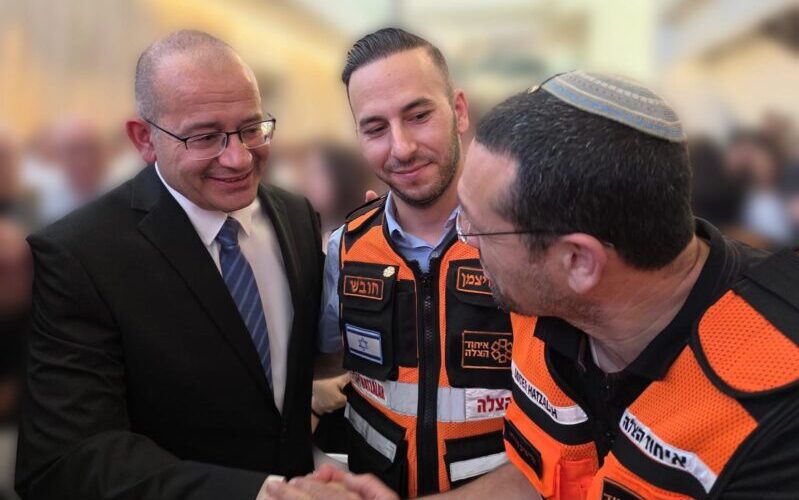 סגירת מעגל מרגשת: כך פגש רומן גופמן את החובשים שהצילו את חייו | כאן ...